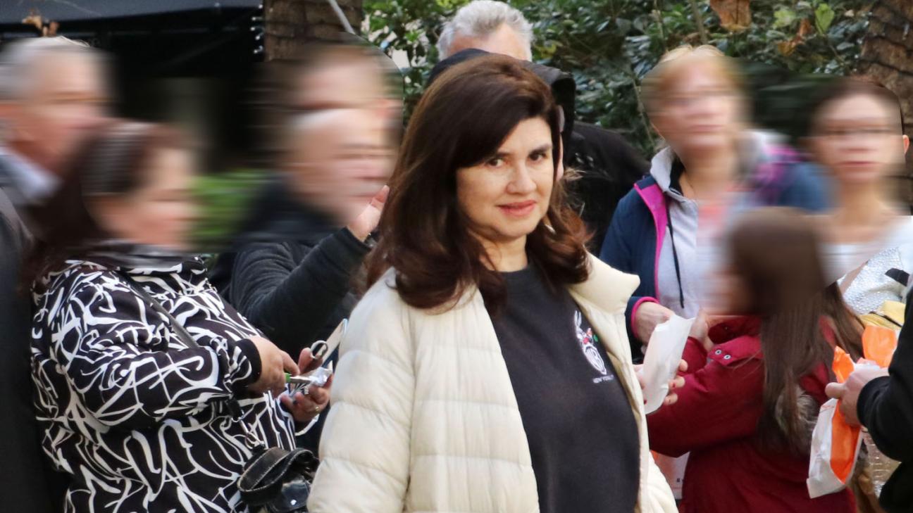 Θεατρική βραδιά για την Αννα Κουρή και τον σύζυγό της -Δείτε τον Βύρωνα ...