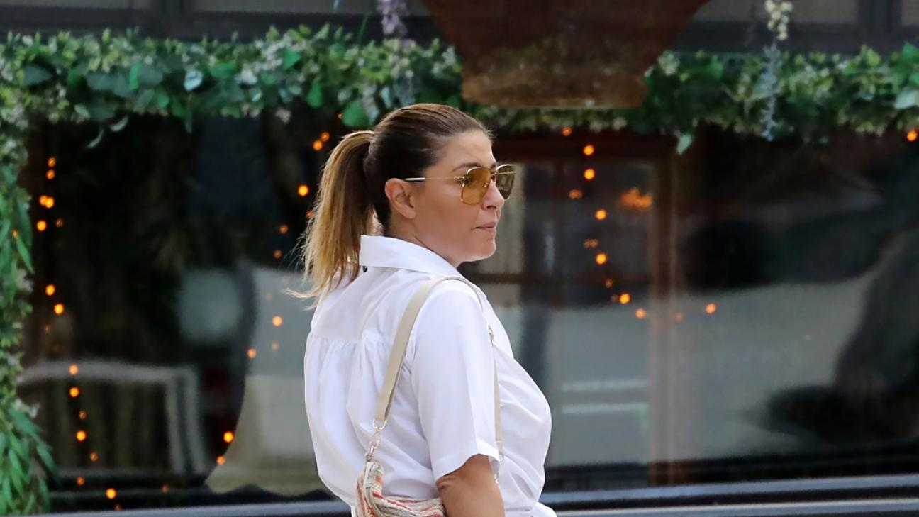 Η Ελενα Παπαρίζου με άνετο τζιν και λευκά sneakers -Το casual look για ...