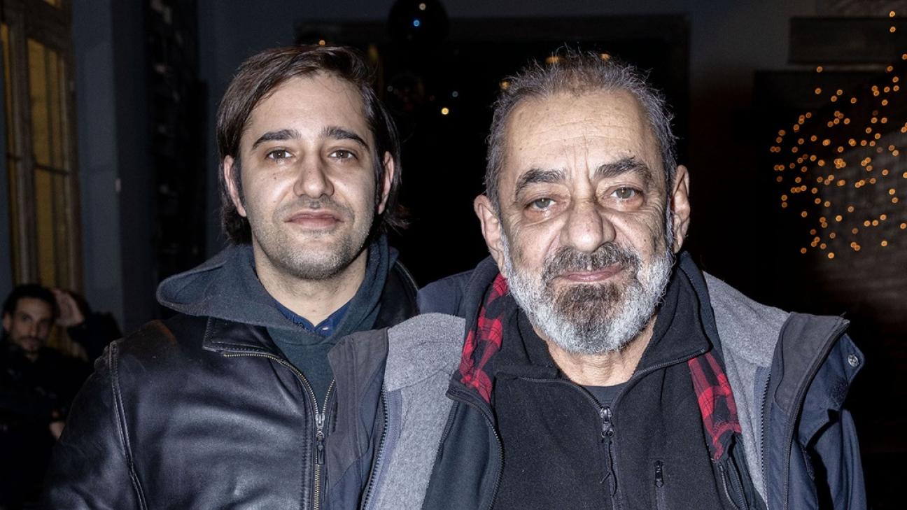 Ο Αντώνης Καφετζόπουλος ποζάρει με τον γιο του, Γιώργο -Στην παρουσίαση ...