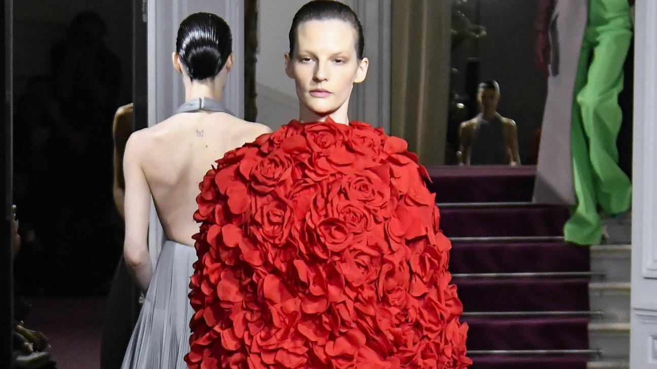 Valentino: Η S/S '24 couture collection είναι μια «βουτιά» στο ...