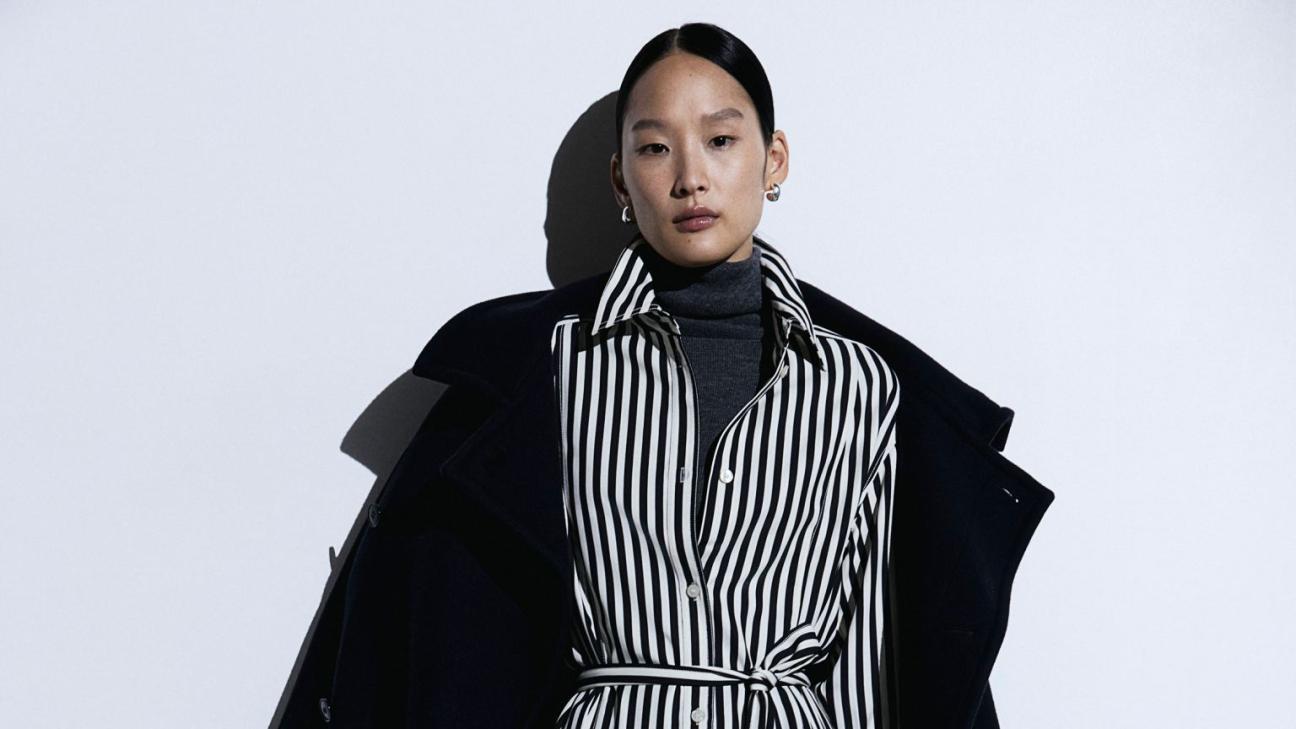 Το ριγέ shirt dress από τα H&M που θα φορέσεις τώρα με μπότες και την άνοιξη με mules | BOVARY