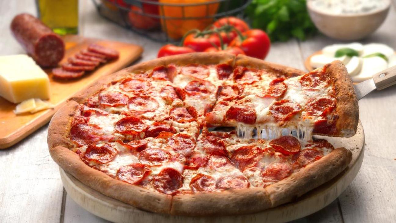 Συνταγή για λαχταριστή πίτσα με τη λαγάνα που περίσσεψε από το τραπέζι ...