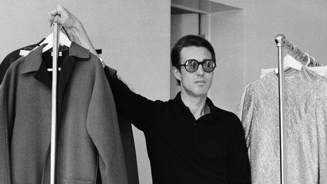 Roy Halston: Η πολυτάραχη ζωή του «θεού» της αμερικανικής μόδας και πιο ...