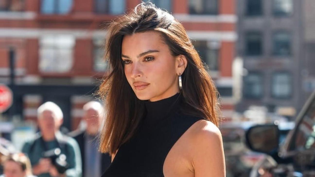 Η Έμιλι Ραταϊκόφσκι με την ιδανική φούστα για τη μεταβατική περίοδο ...