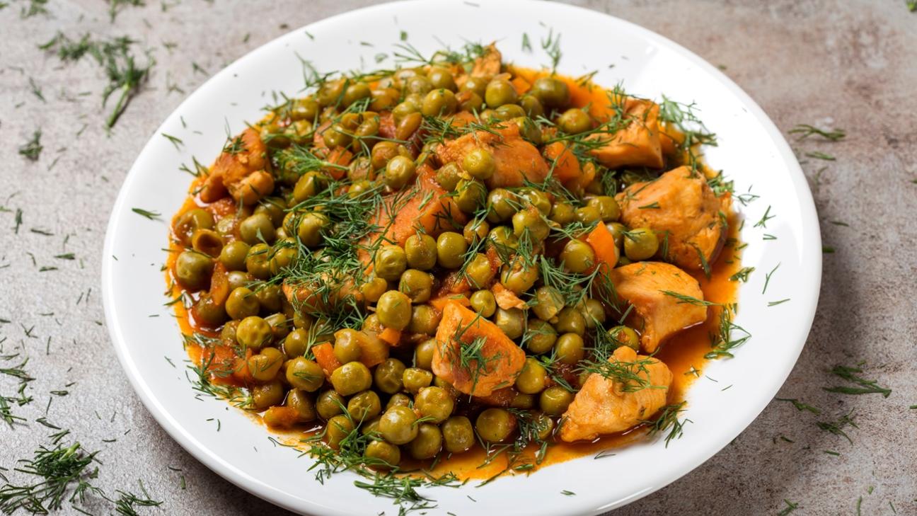 Συνταγή για κοκκινιστό αρακά -To «μυστικό» για να βγει πηχτός | BOVARY