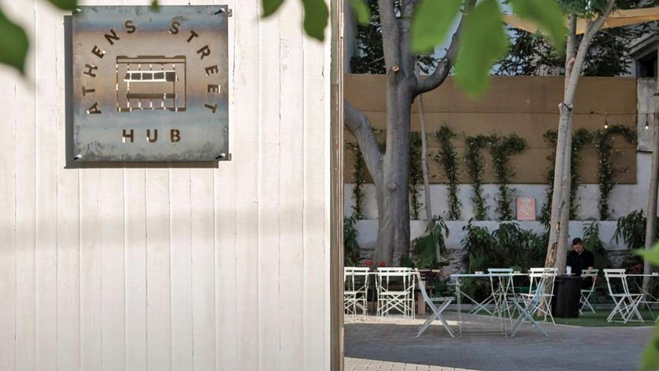 Athens Street Hub: Μια πλατεία με κοντέινερ στήθηκε σε ένα οικόπεδο ...