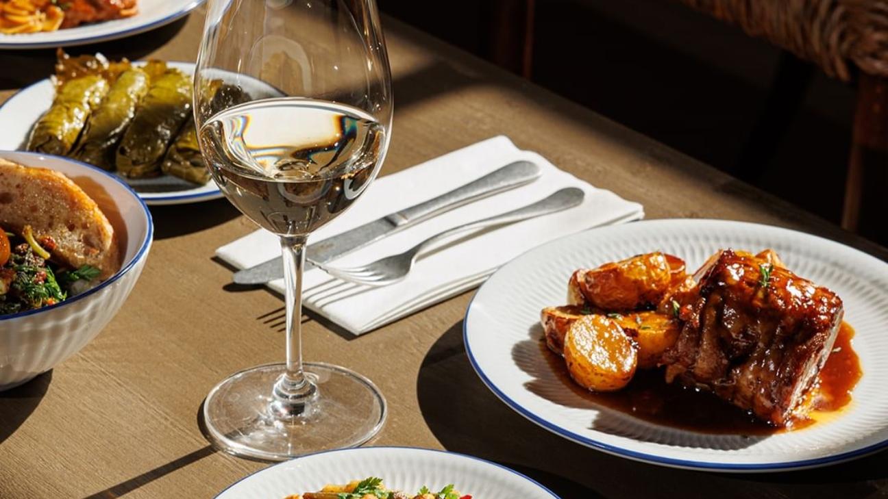 Cinapos: Το νέο εστιατόριο του Πάνου Ιωαννίδη σερβίρει ελληνικές ...