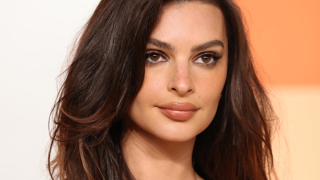 Η Emily Ratajkowski αφήνει πίσω το αποτυχημένο κούρεμα και εντυπωσιάζει με το νέο της look | BOVARY