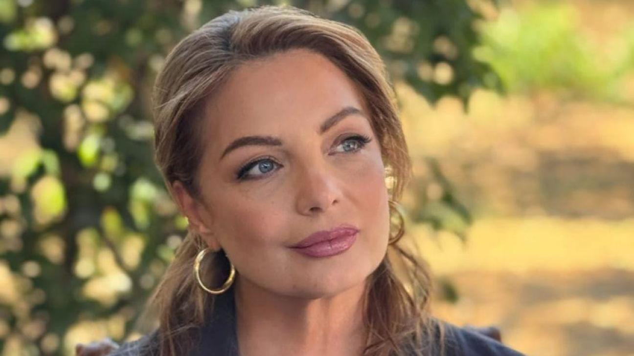 Η Άντζελα Γκερέκου με το απόλυτο office look της άνοιξης- Στο πιο απρόσμενο χρώμα | BOVARY