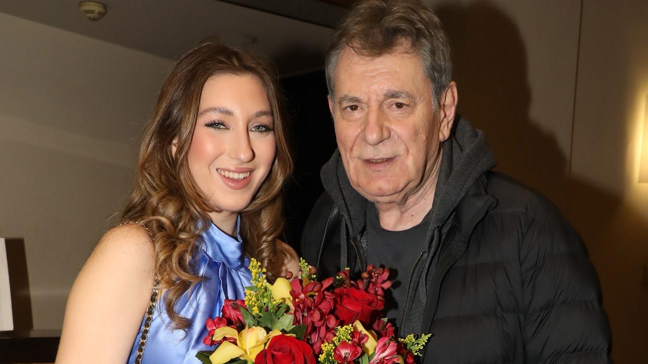Η 19χρονη κόρη του Άγγελου Διονυσίου απόλαυσε τον πατέρα της στη σκηνή ...