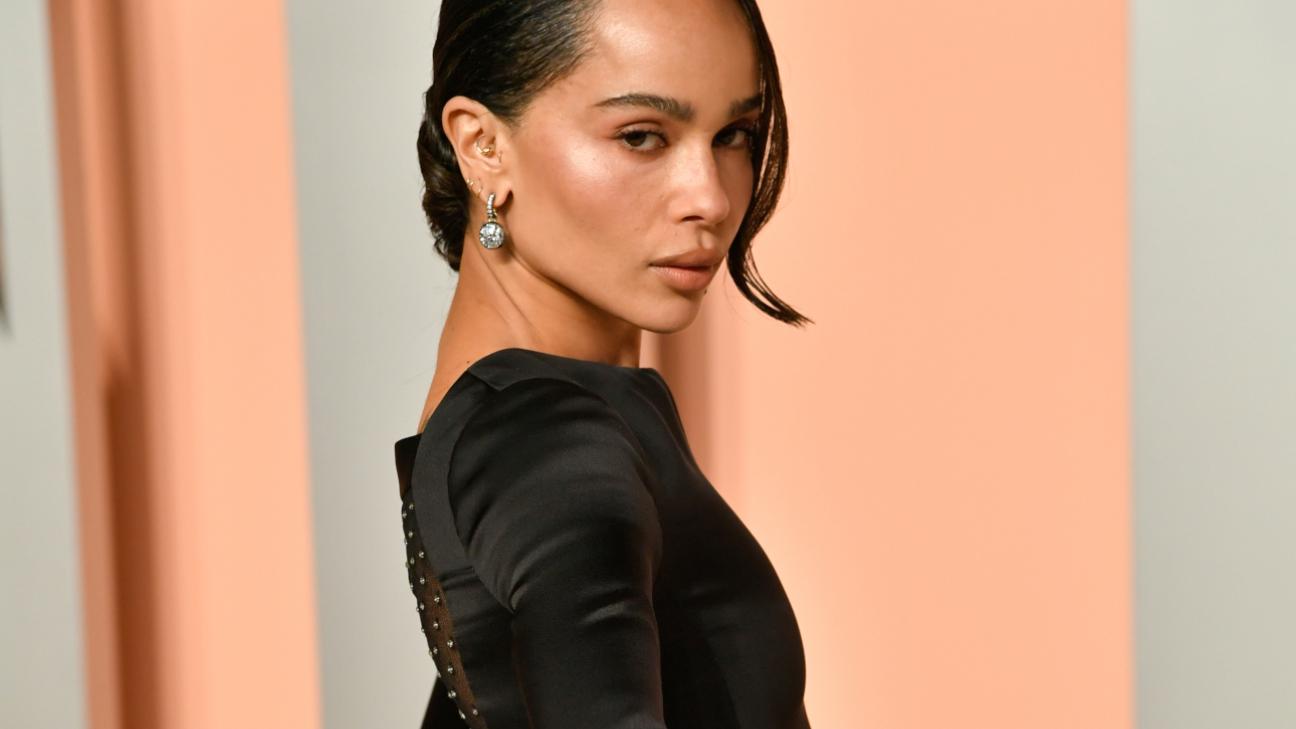 Η Zoe Kravitz με τολμηρό φόρεμα που αναδεικνύει τα οπίσθιά της στο 2025 Vanity Fair Oscar Party ...