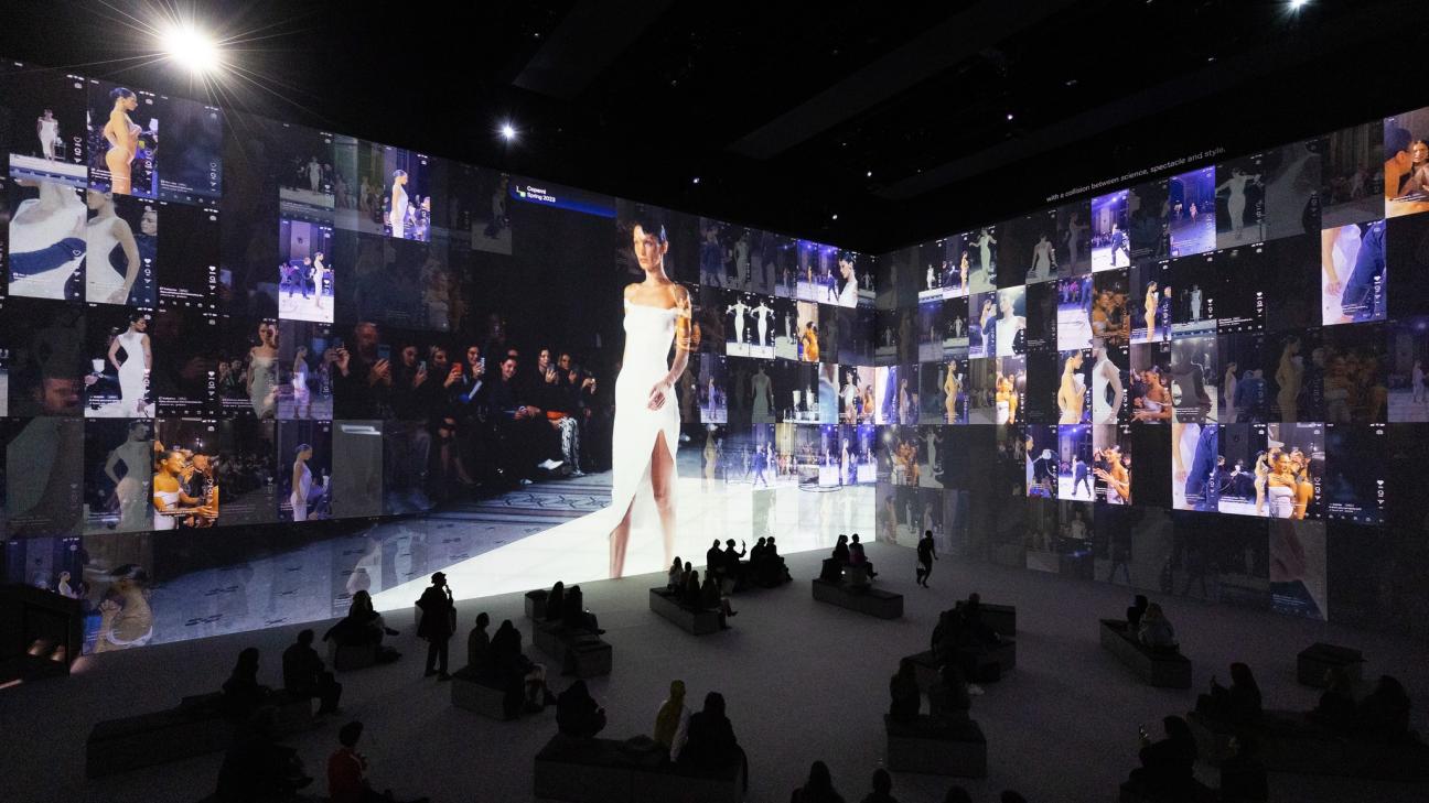 Vogue: Inventing the Runway -Μια έκθεση αφιερωμένη στο θέαμα της ...