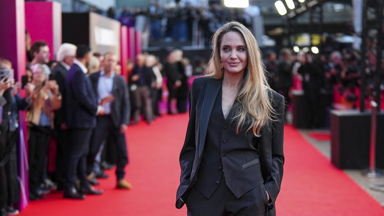 Η Αντζελίνα Τζολί γίνεται 50 και επιβεβαιώνει τον τίτλο της ως fashion icon, με το κομψό και ...