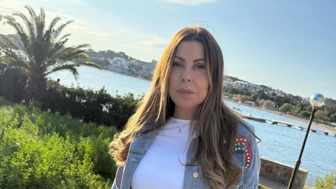 Η Άντζελα Δημητρίου με μαύρο ολόσωμο μαγιό και ψάθινο καπέλο στην ...