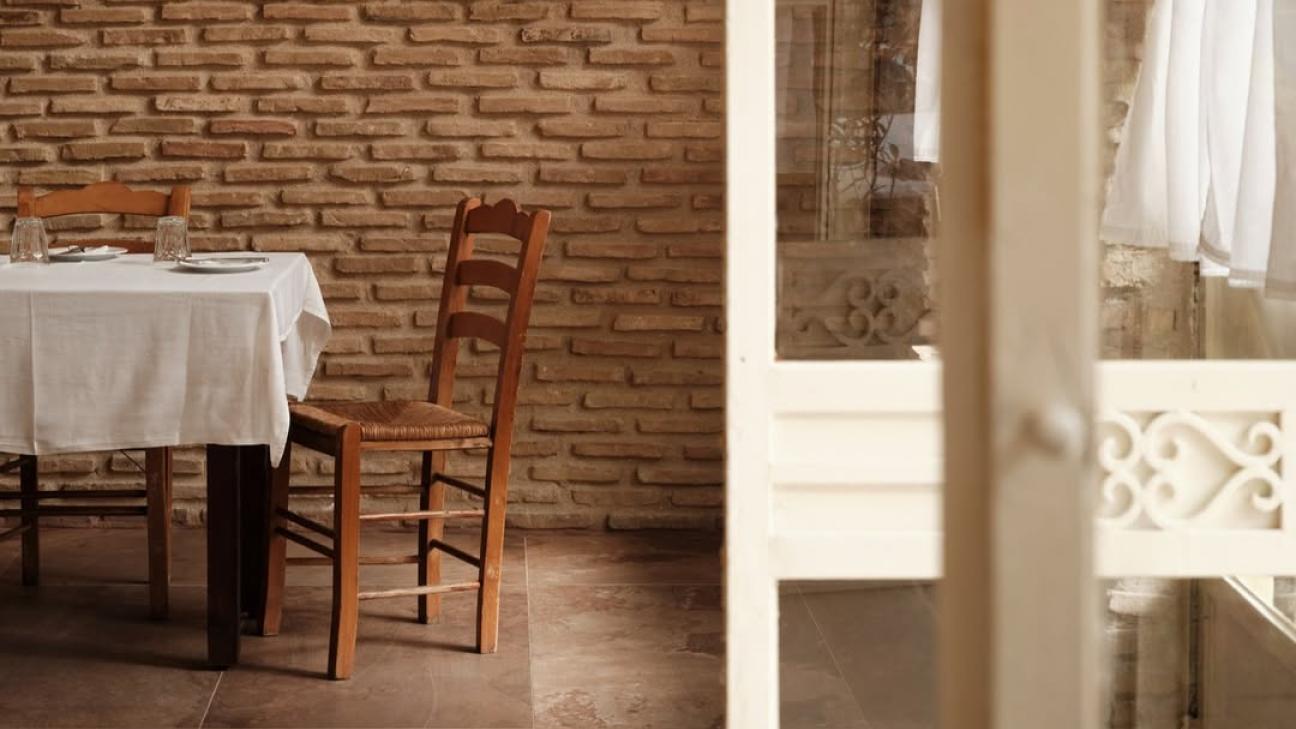 Η «Ταβέρνα των Φίλων» στον Κολωνό είναι αυτό που λέει το όνομά της ...
