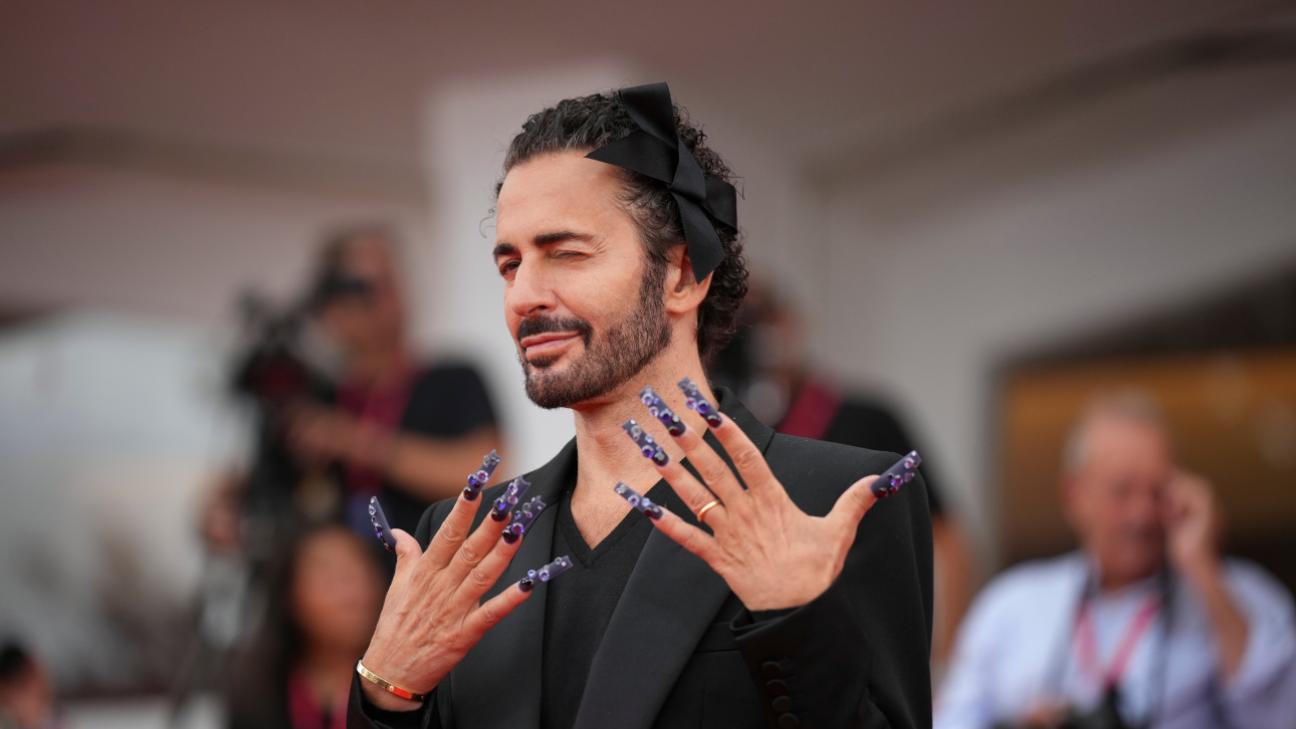 Ο Marc Jacobs με ένα ανατρεπτικό στιλ στο Φεστιβάλ Βενετίας - Ο φιόγκος ...