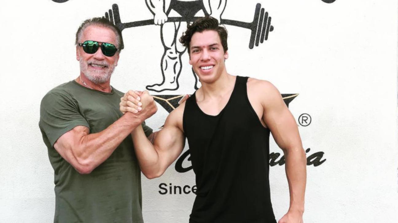 Ο γιος του Άρνολντ Σβαρτσενέγκερ ποζάρει ως bodybuilder και αναβιώνει ...