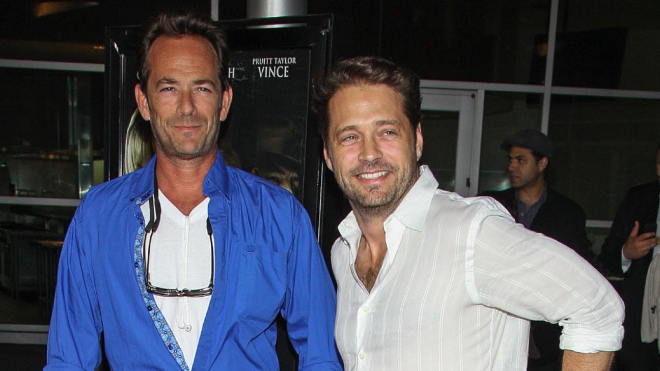 Ο Τζέισον Πρίστλεϊ αποχαιρετά τον «αδερφό» του, Λουκ Πέρι με ένα ...