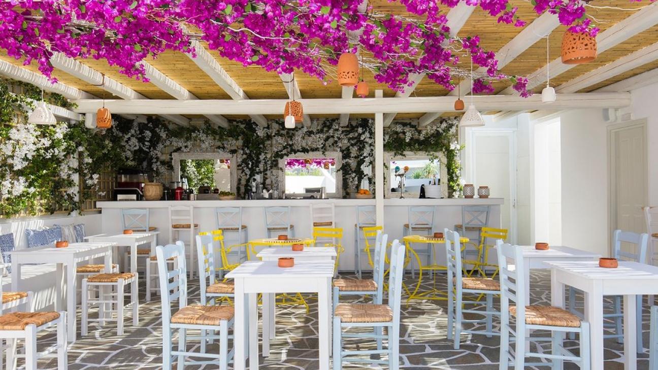 «Mavili Beach»: Η πλατεία Μαβίλη απέκτησε τη δική της «παραλία» -Σαν να ...