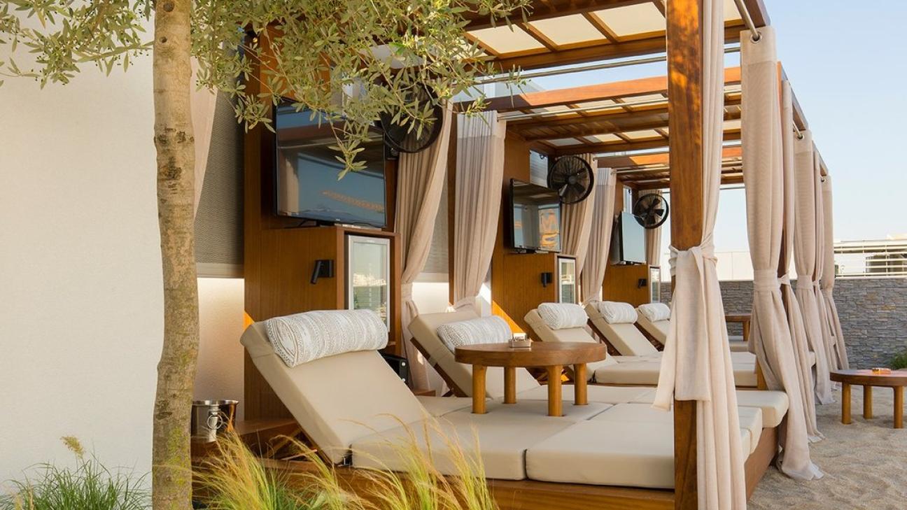 «Mavili Beach»: Η πλατεία Μαβίλη απέκτησε τη δική της «παραλία» -Σαν να ...