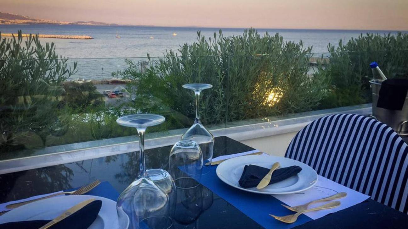 Mira Restaurant: Το μαγαζί στην Καστέλλα με την πιο ωραία θέα της πόλης ...