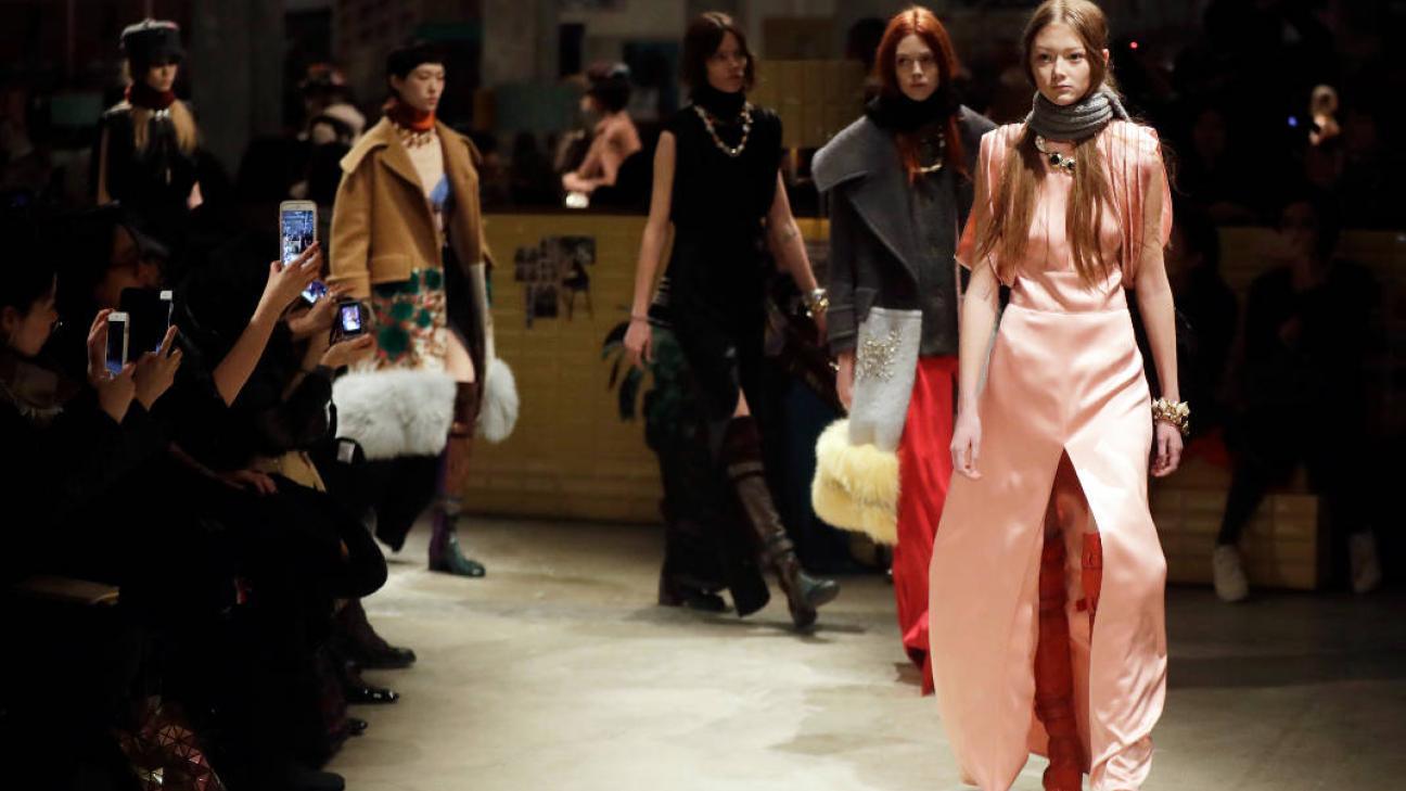 Μιλάνο: Εmporio Armani, Moschino και Prada παραδόθηκαν στη μανία του ...