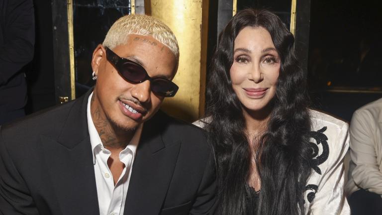 Cher: Η εμφάνιση με τον 40 χρόνια νεότερο σύντροφό της στο fashion show ...