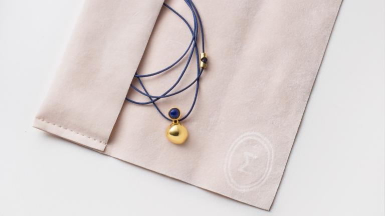 Yannis Sergakis: Το γούρι του 2025 αντλεί έµπνευση από την κίνηση του ...