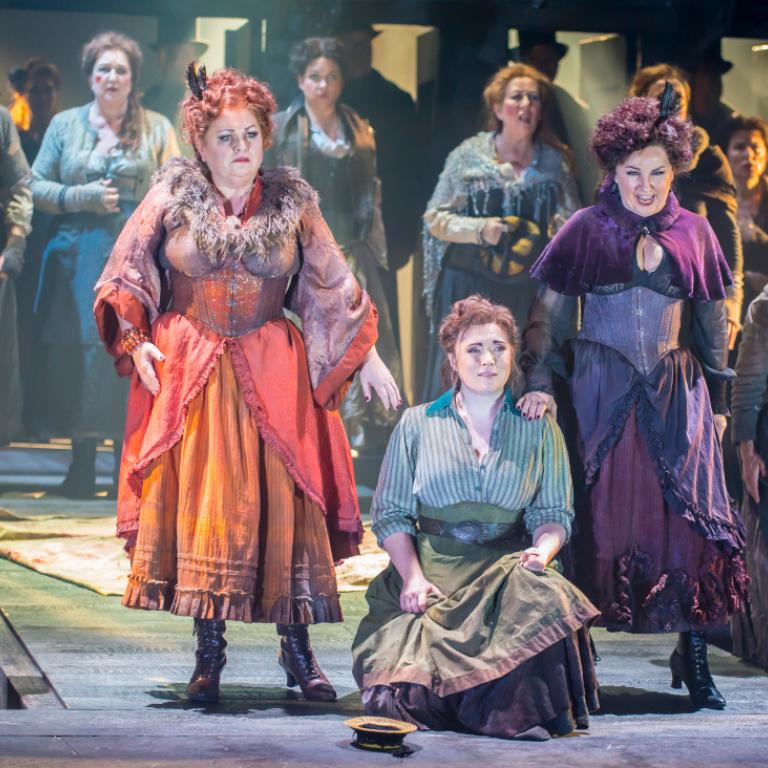 5 σούπερ κομψά sporty chic ντυσίματα για γυναίκες στα 50 | BOVARY