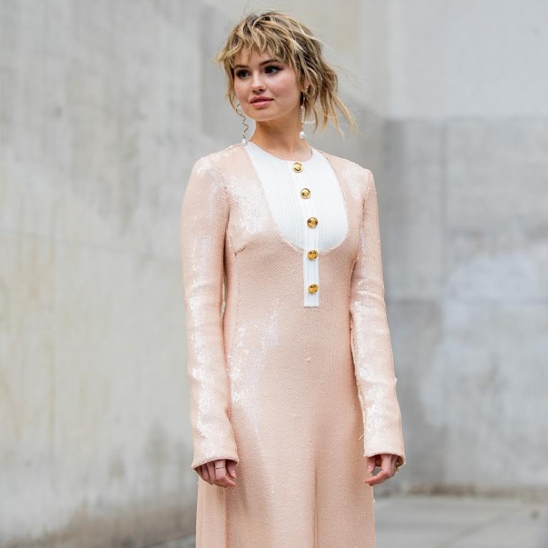 H Ιρίνα Σάικ στην πασαρέλα του οίκου Versace -Η παρουσία του Μπράντλεϊ ...